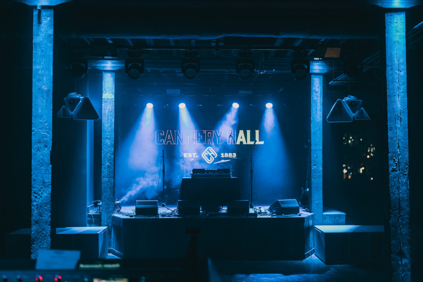 Row One Stage | Nashville Guru